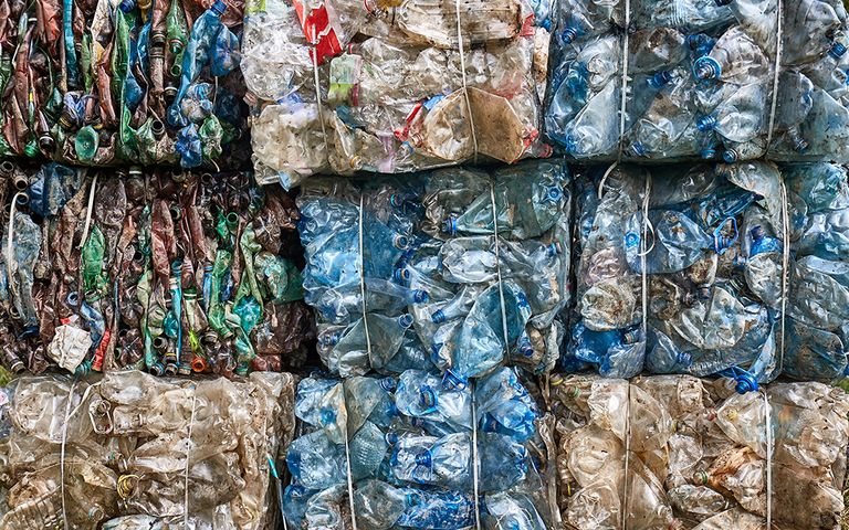 재활용 플라스틱을 압축하기 위한 작업을 하고 있던 피해자는 갑자기 기계가 작동하면서 사망했다 기사 이해를 돕기 위한 참고용 이미지 게티이미지코리아